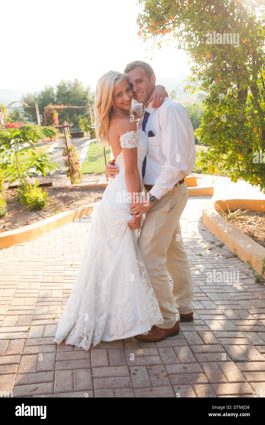 Couples hugging beach hi-res stock photography and images - Alamy