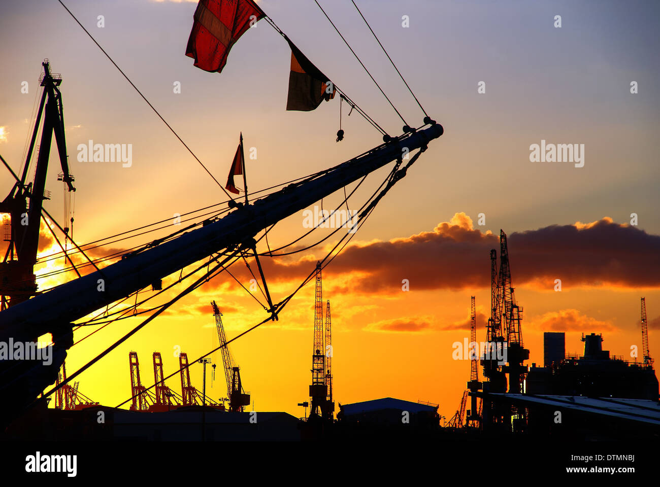 Harbor wharves hi-res stock photography and images - Alamy