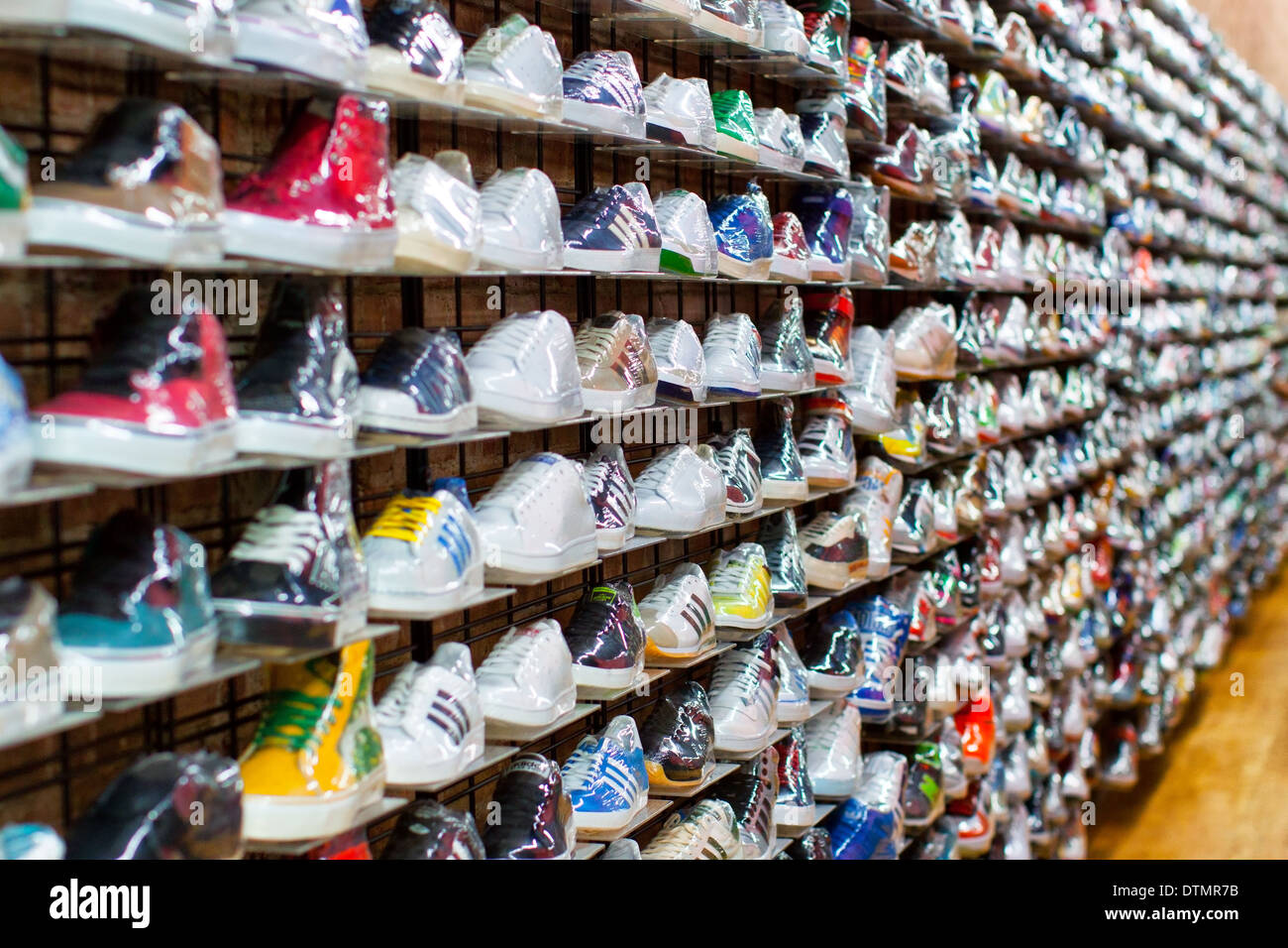 Store shelfs hi-res stock photography and images - Alamy