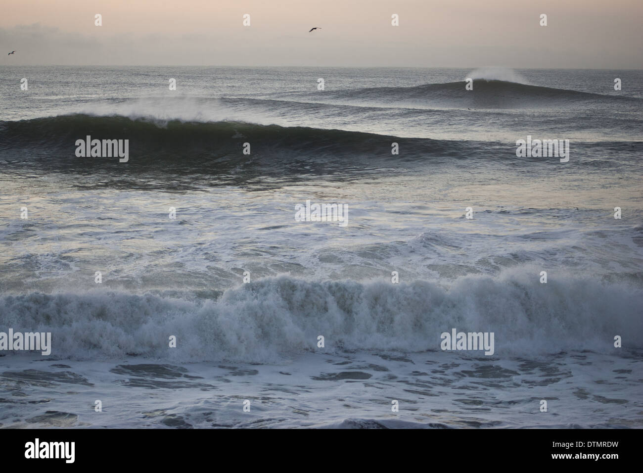 Rolling sets of waves hi-res stock photography and images - Alamy