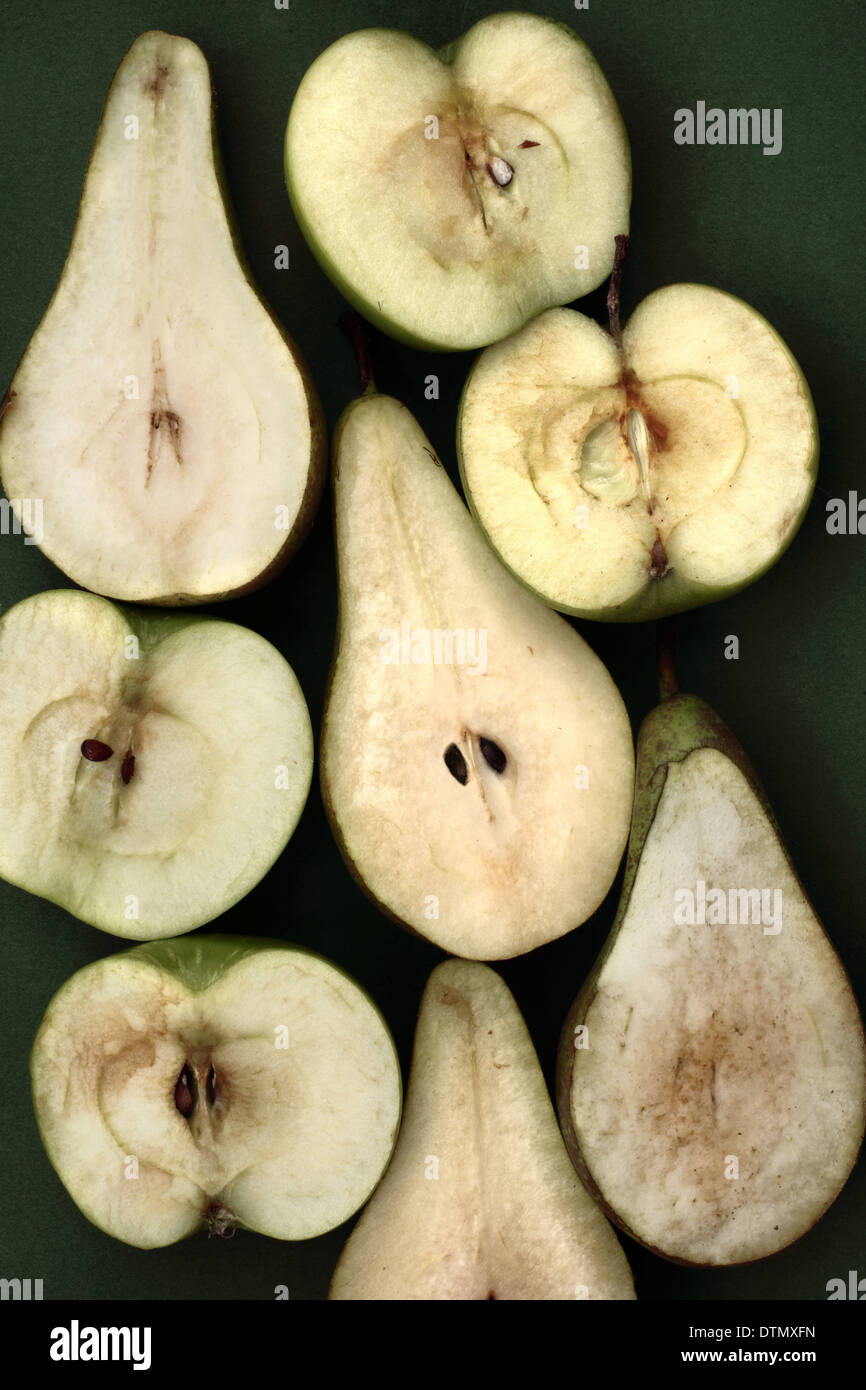 Apple cut in half pips hi-res stock photography and images - Alamy