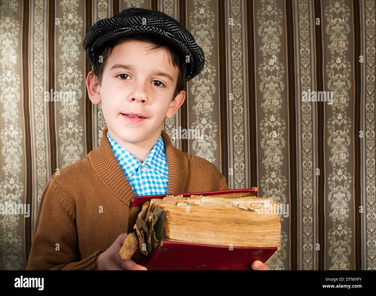 Vintage reading book hi-res stock photography and images - Alamy