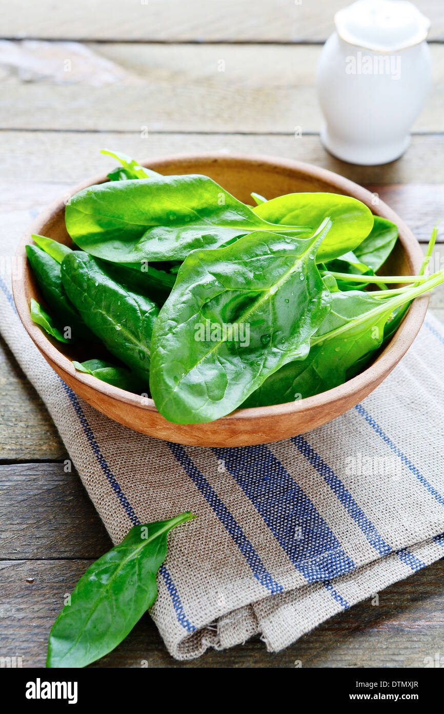 Wet fresh spinach cooking hi-res stock photography and images - Alamy