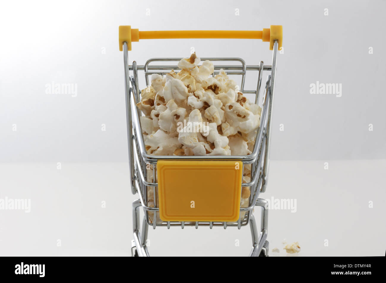 Popcorn cart hi-res stock photography and images - Alamy