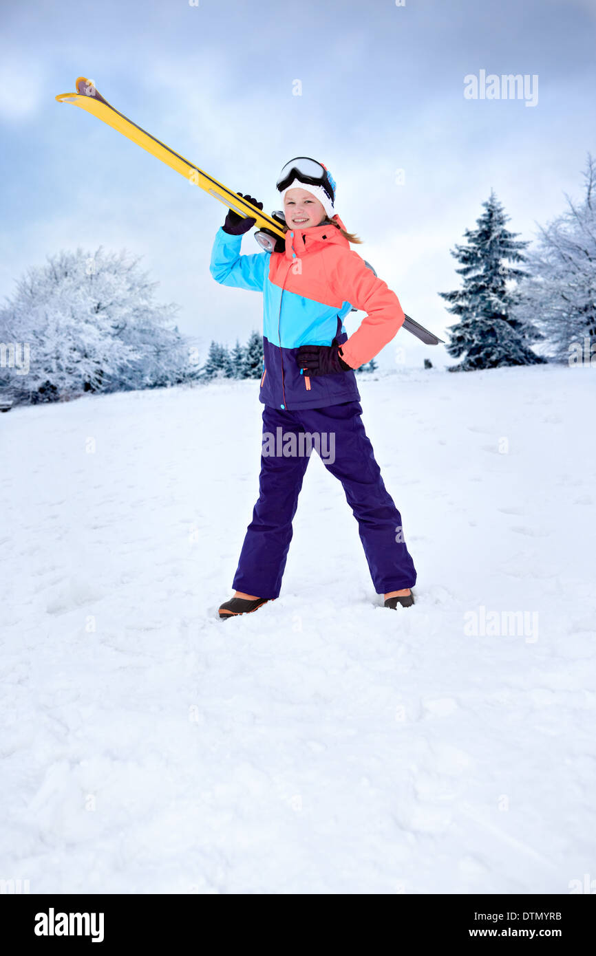 Girl skiing hi-res stock photography and images - Alamy