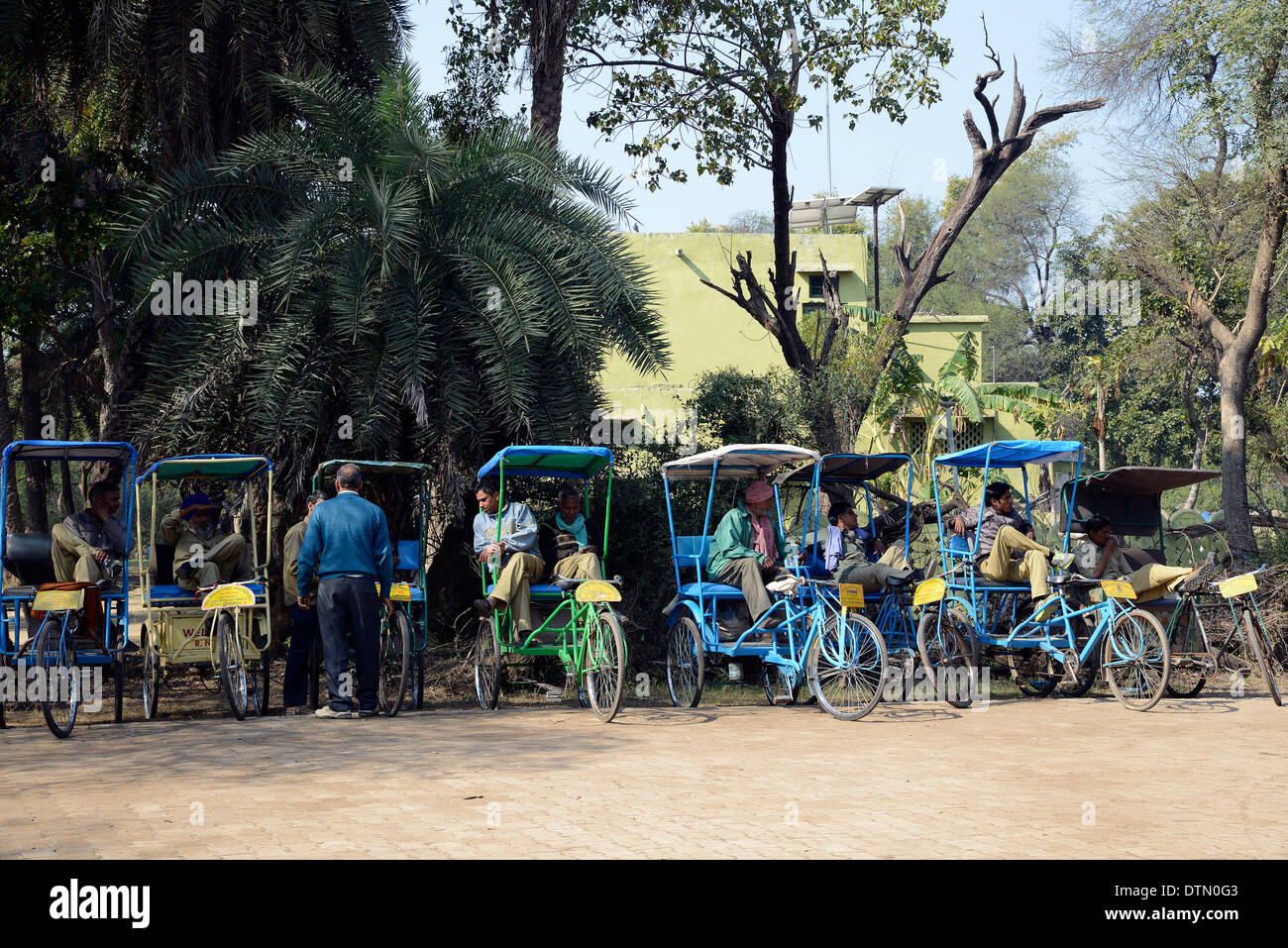 Man pulled rickshaw hi-res stock photography and images - Alamy