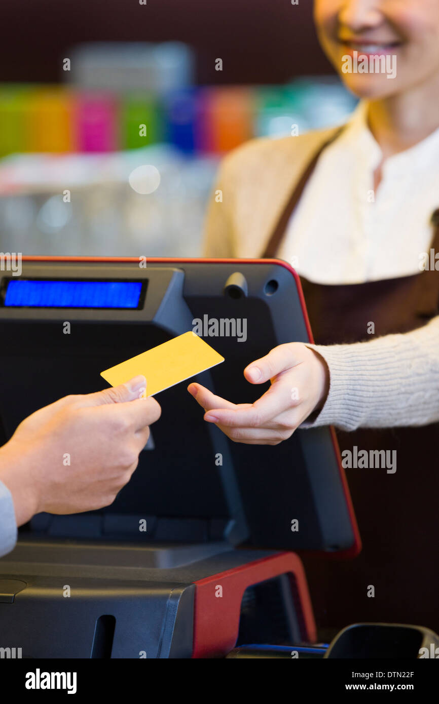 Customer paying by credit card in coffee shop Stock Photo - Alamy