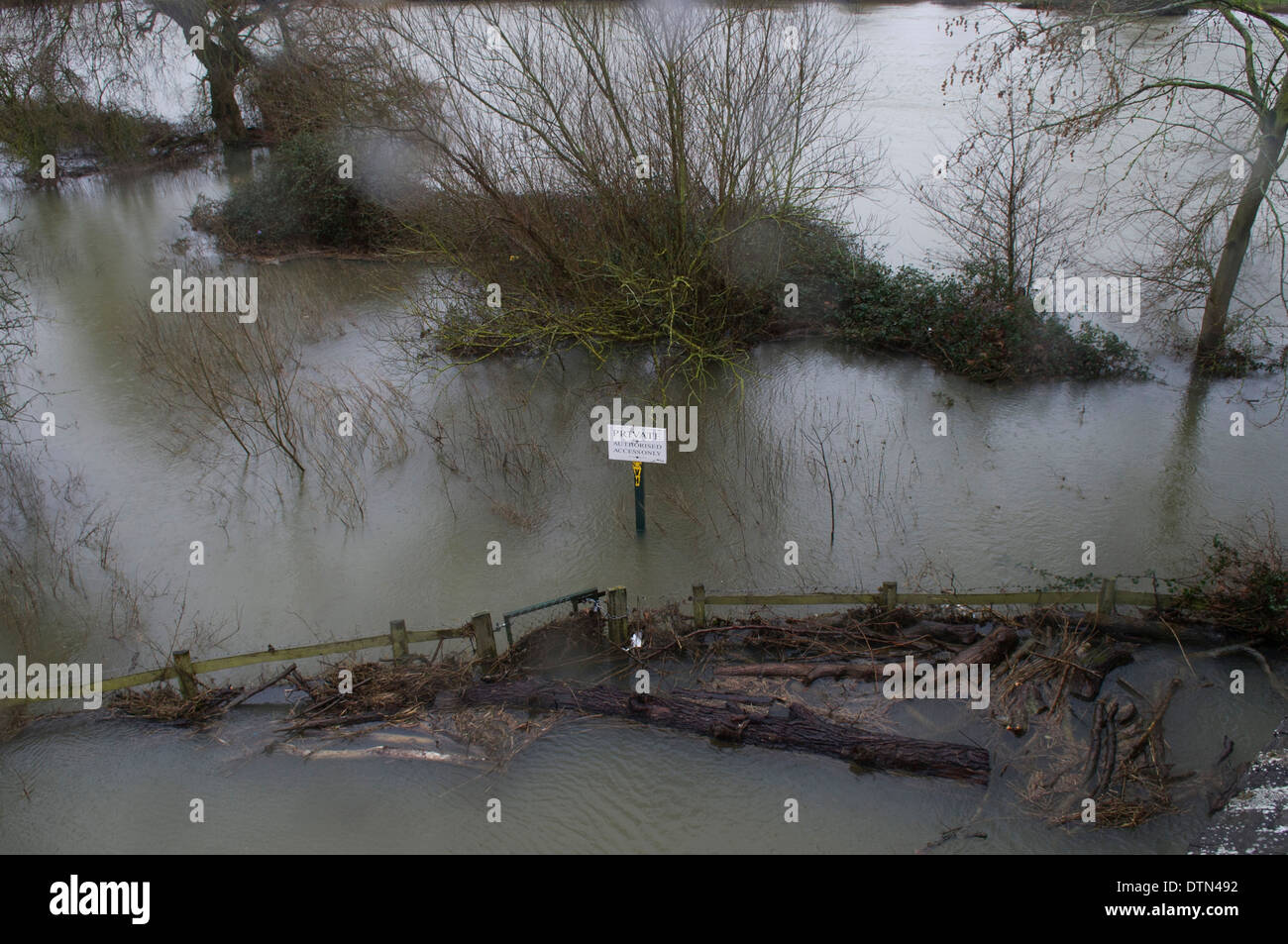 Datchet Floods. River Thames flooding banks and field on private land ...