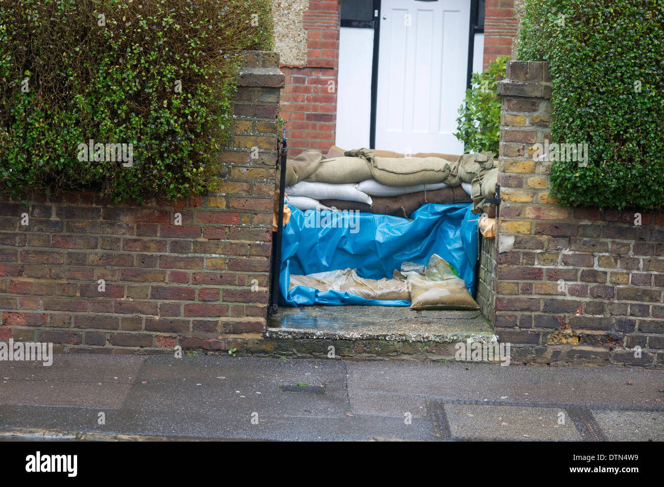 River thames datchet flooding hi-res stock photography and images - Alamy