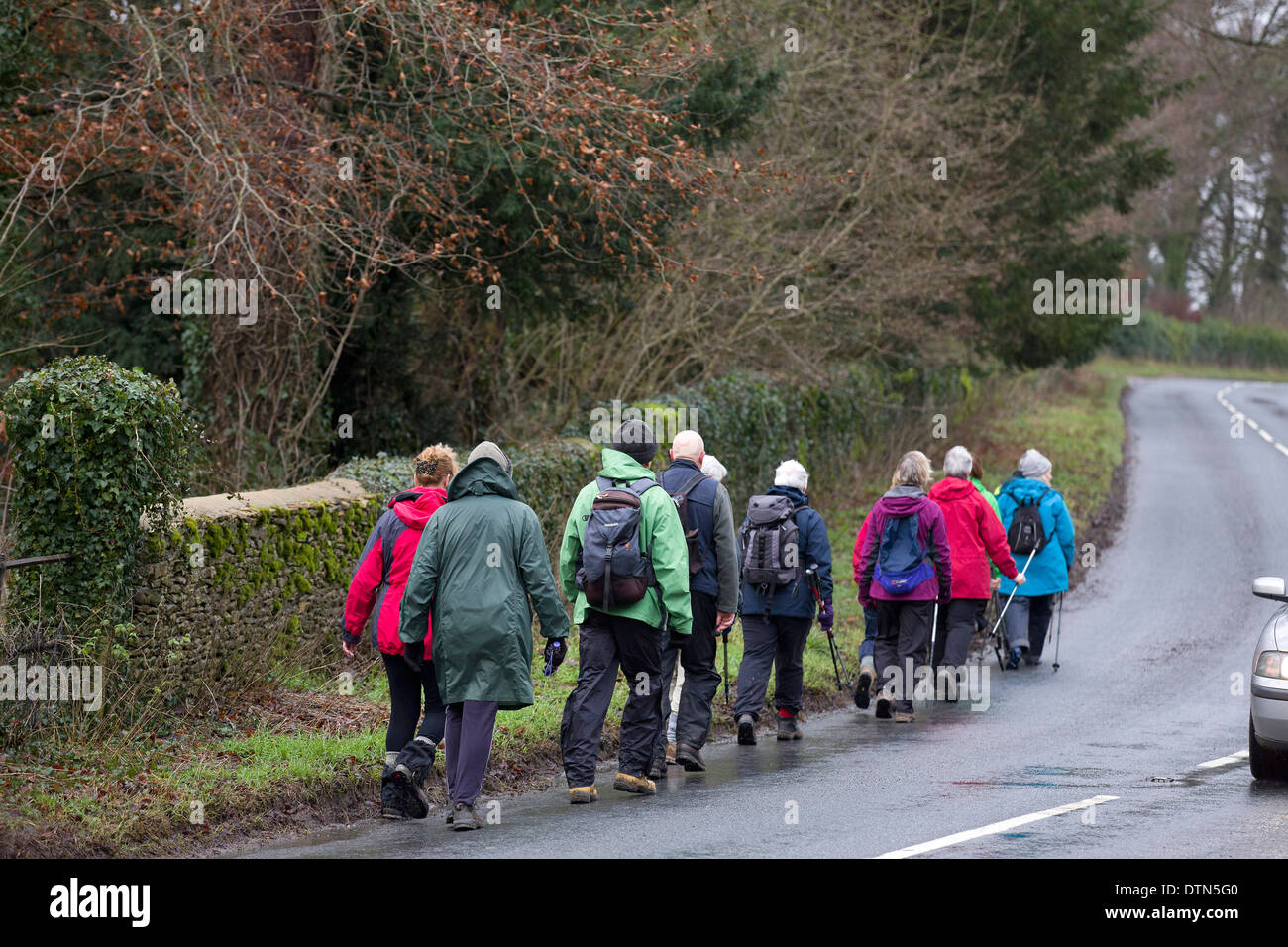 Walking together along a trail hi-res stock photography and images - Alamy