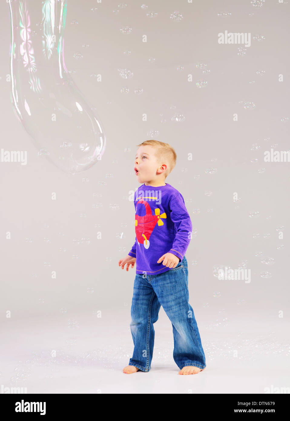 Little cute kid playing a soap bubbles Stock Photo - Alamy