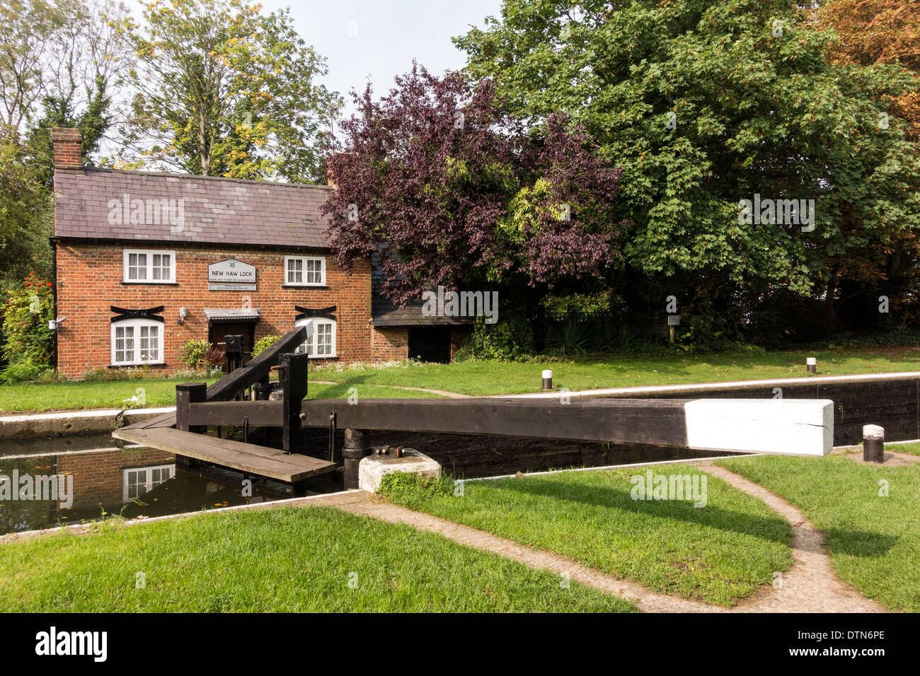 New Haw Lock, River Wey Navigation, Surrey, UK Stock Photo - Alamy