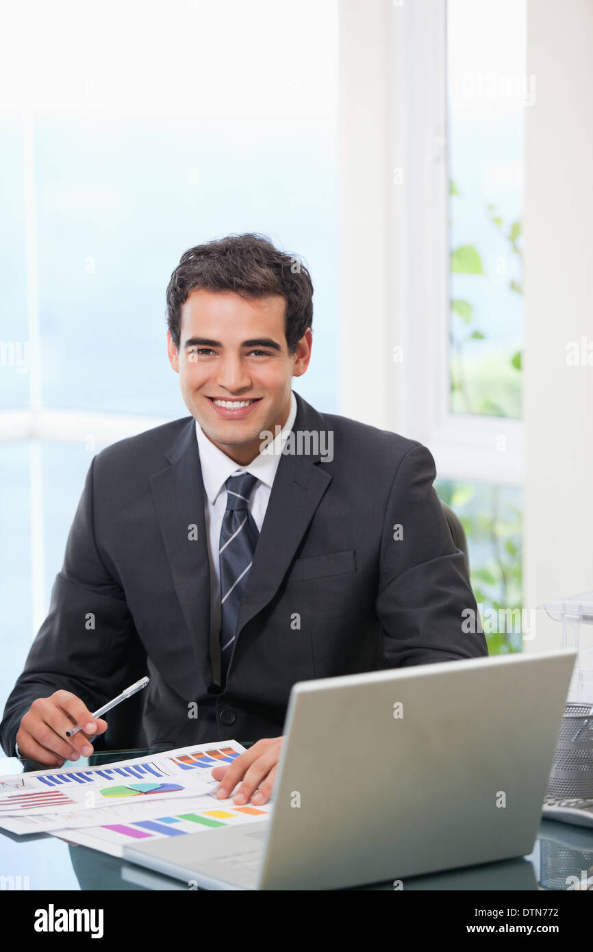 Man desk office sheets computer hi-res stock photography and images - Alamy