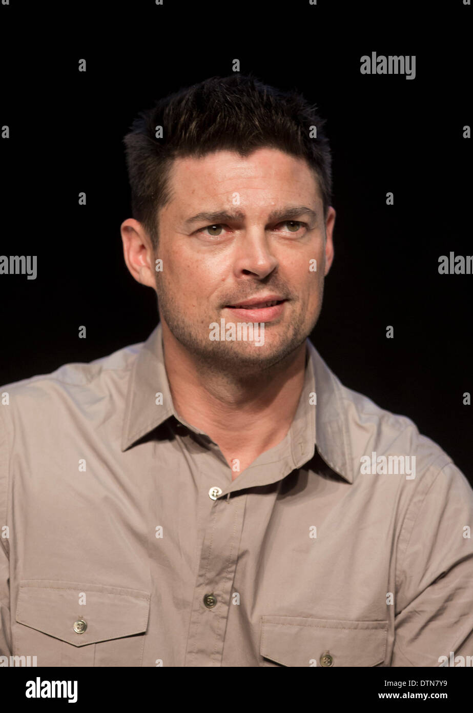 Karl Urban Mccoy Into Darkness
