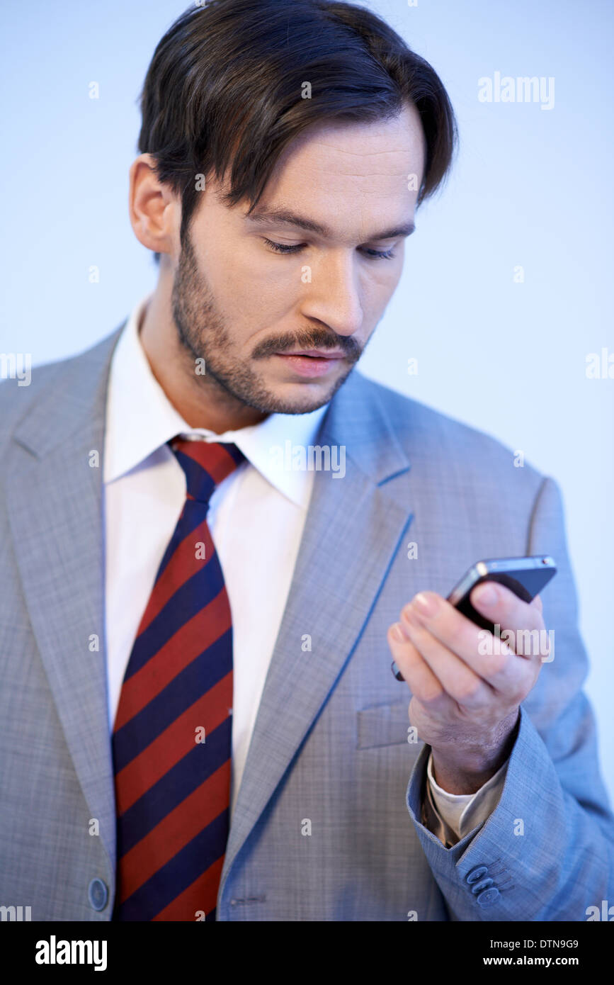 Man reading a text message on his mobile Stock Photo - Alamy