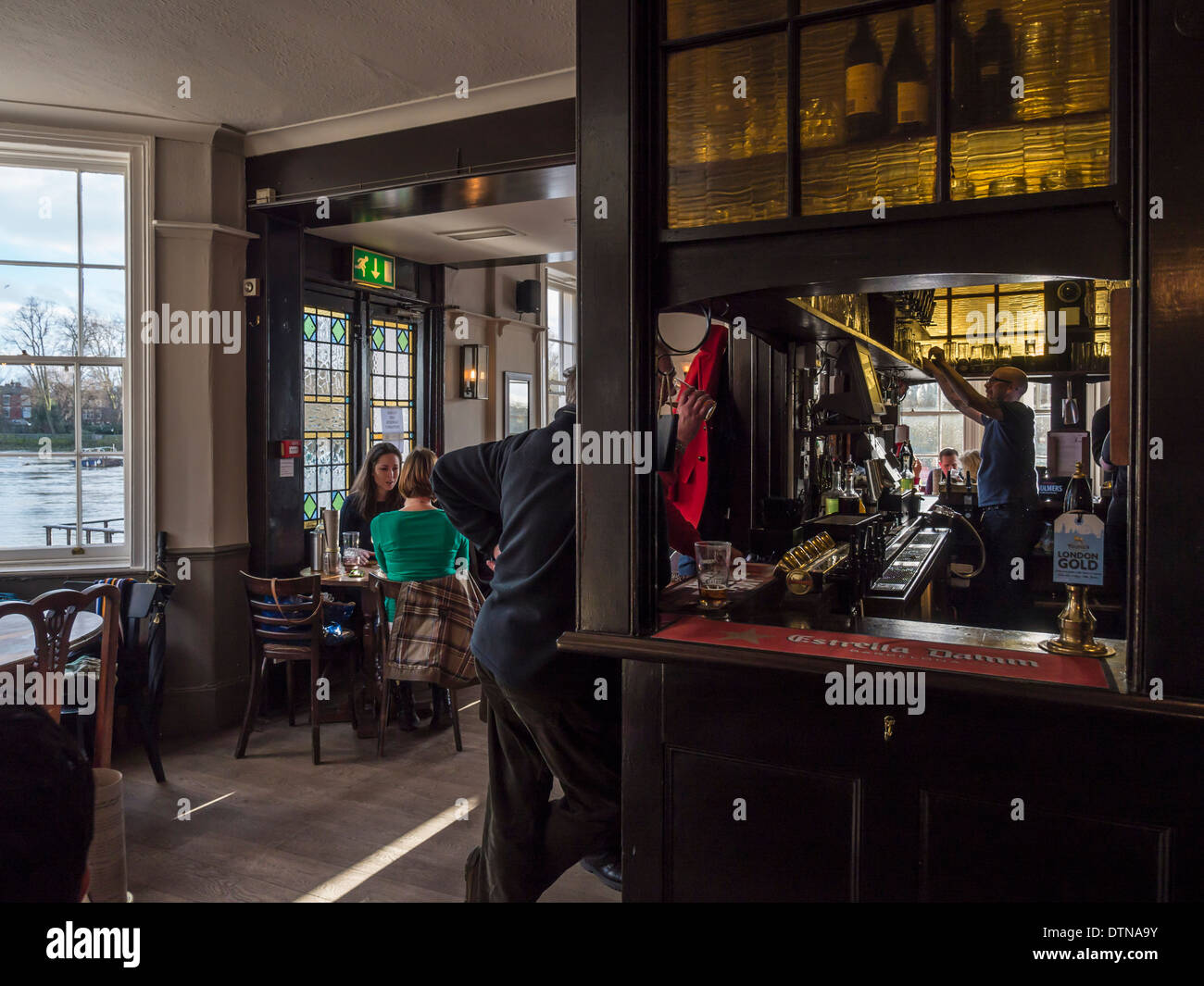 Interior view of traditional pub, The White Cross, on the Thames ...