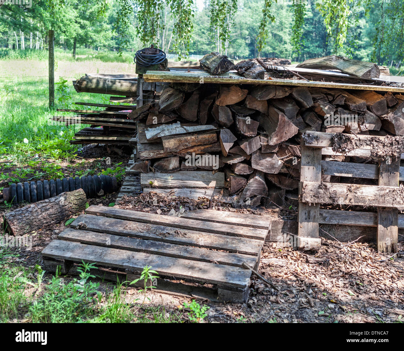Shed in farm field hi-res stock photography and images - Alamy