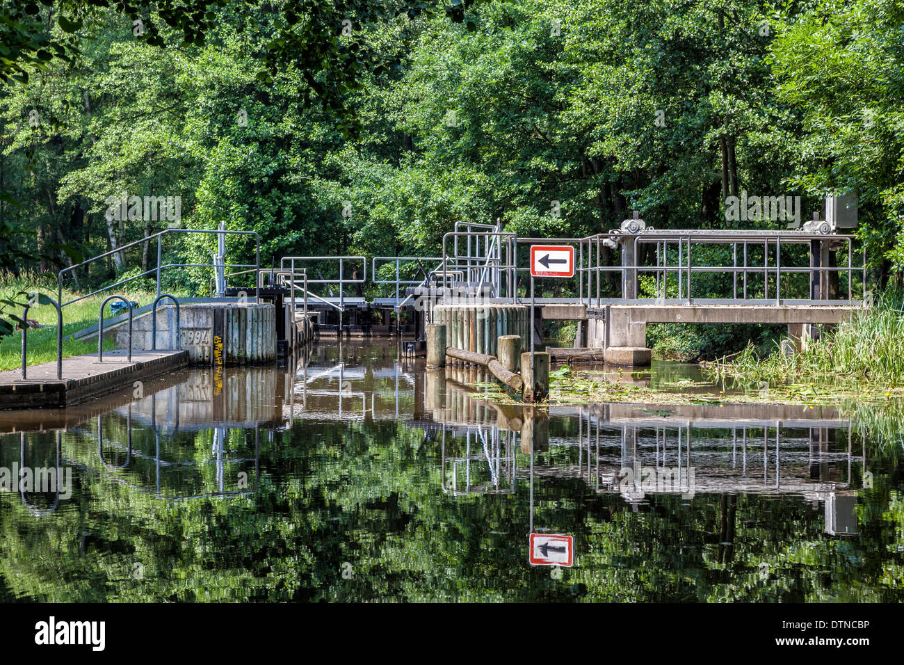 Lock for regulating water levels in an irrigation channel in the ...