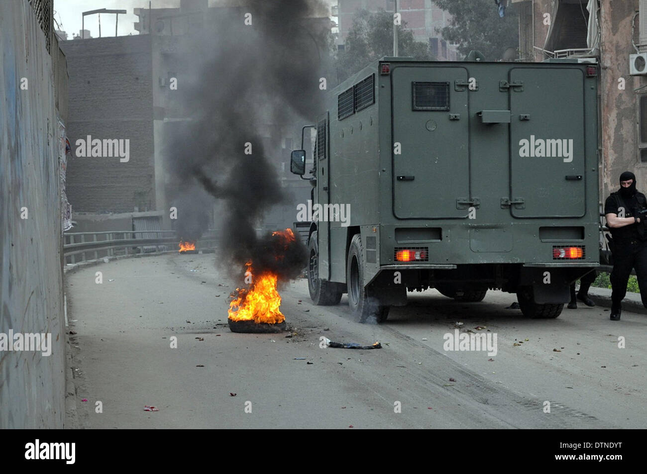 Cairo, Cairo, Egypt. 21st Feb, 2014. Egyptian riot police take position ...