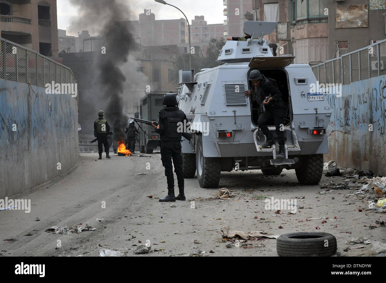 Cairo, Cairo, Egypt. 21st Feb, 2014. Egyptian riot police take position ...