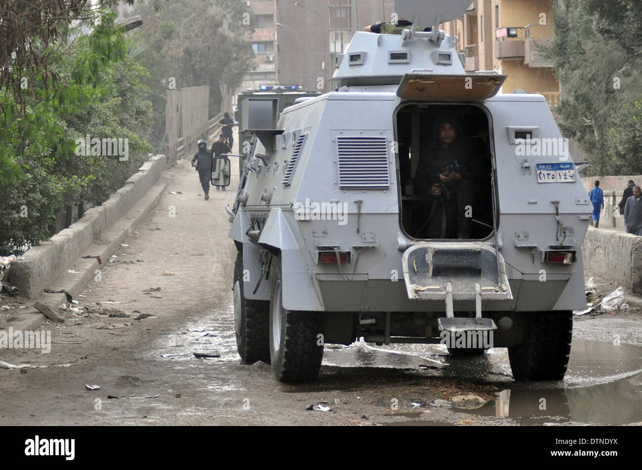 Cairo, Cairo, Egypt. 21st Feb, 2014. Egyptian riot police take position ...