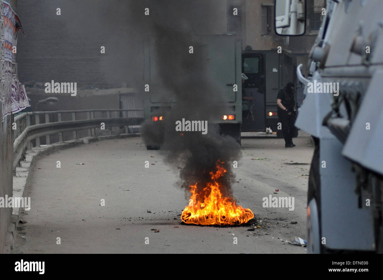 Cairo, Cairo, Egypt. 21st Feb, 2014. Egyptian riot police take position ...