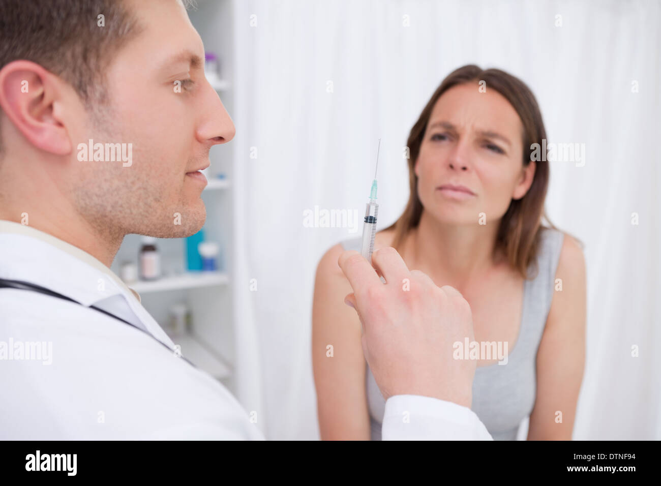 Doctor preparing injection Stock Photo - Alamy