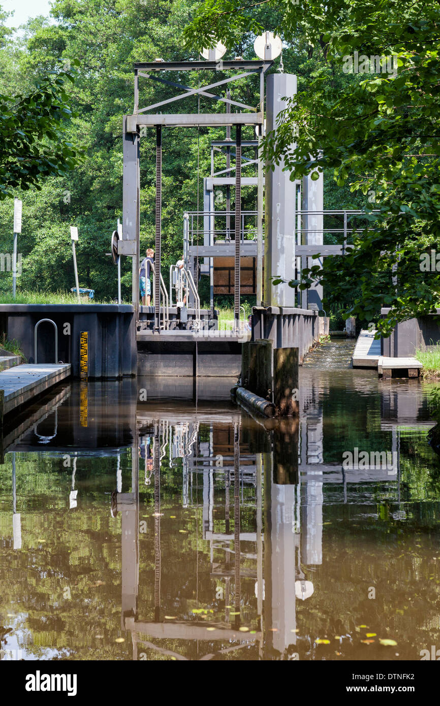 Lock for regulating water levels in an irrigation channel in the ...