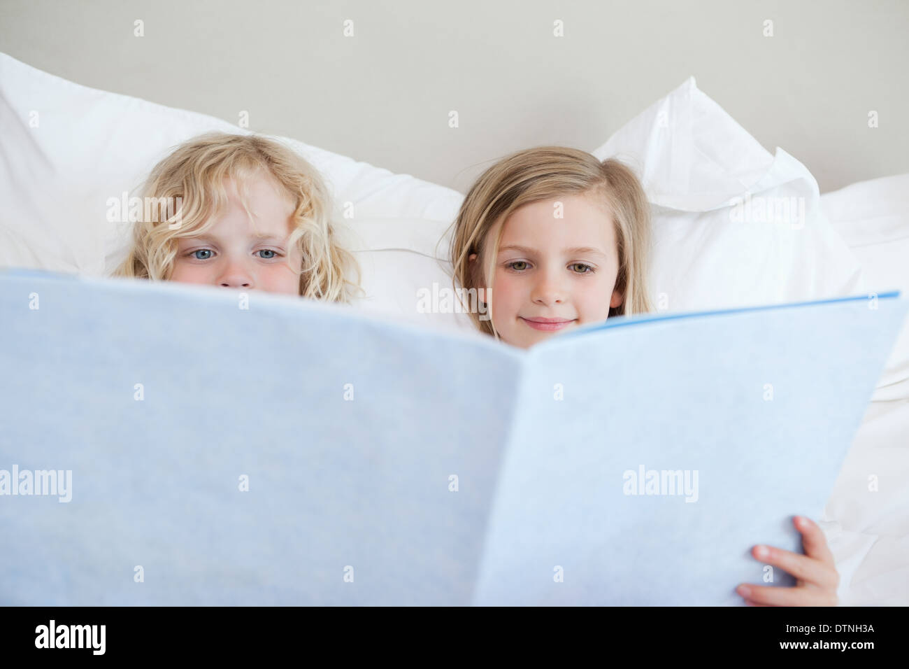 Siblings story hi-res stock photography and images - Alamy