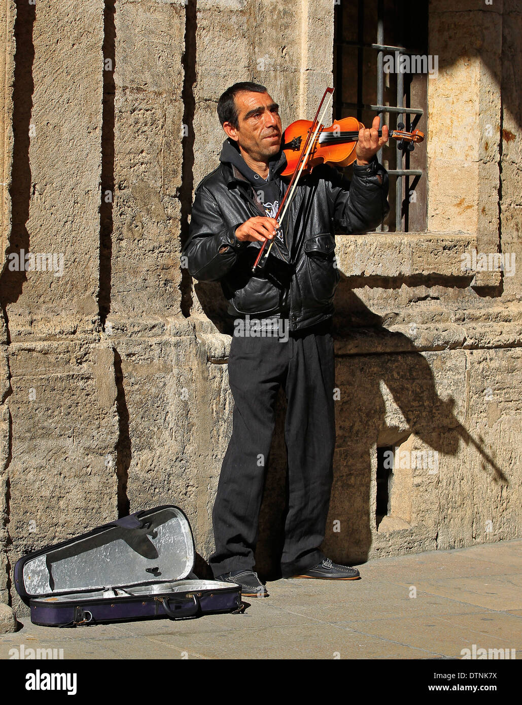Violin busker hi-res stock photography and images - Alamy