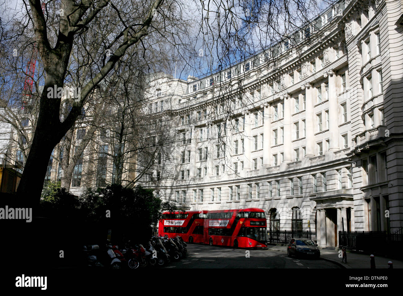 London uk finsbury square hi-res stock photography and images - Alamy