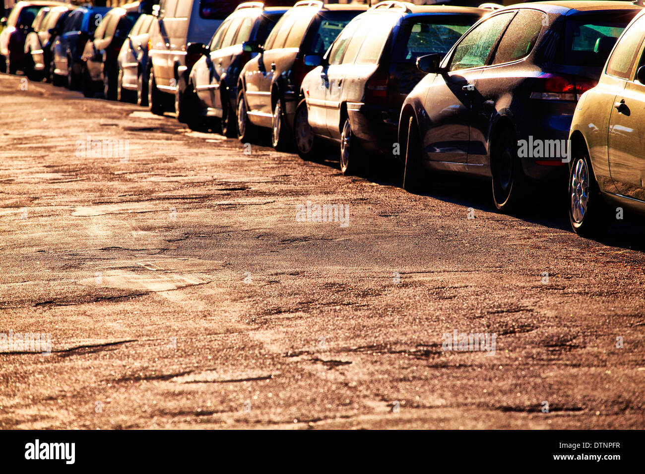 Autos parken am Straßenrand Stock Photo - Alamy