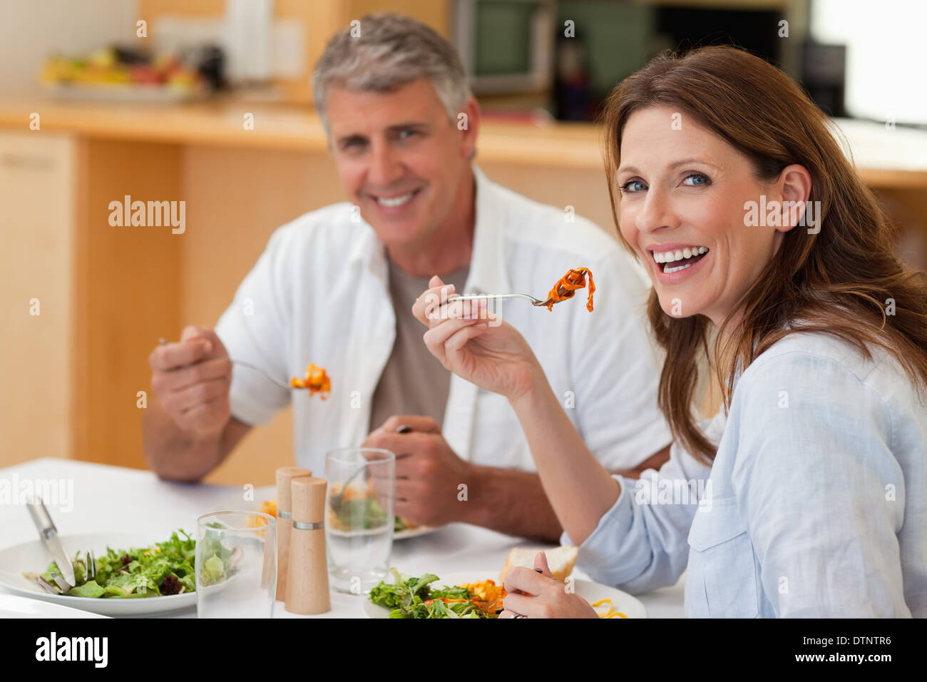 Couple eating dinner together hi-res stock photography and images - Alamy