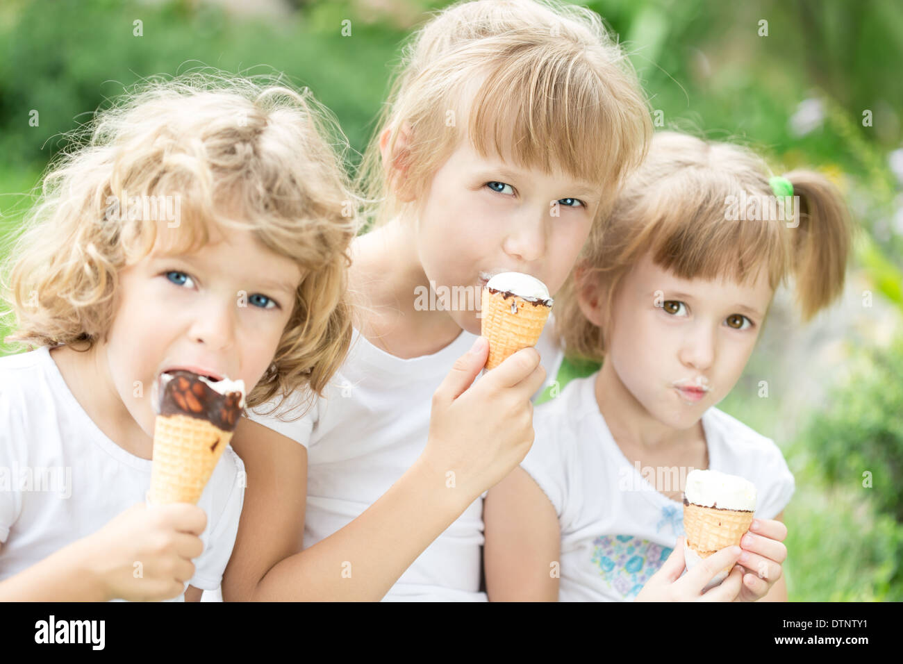 Girls friends ice cream hi-res stock photography and images - Alamy