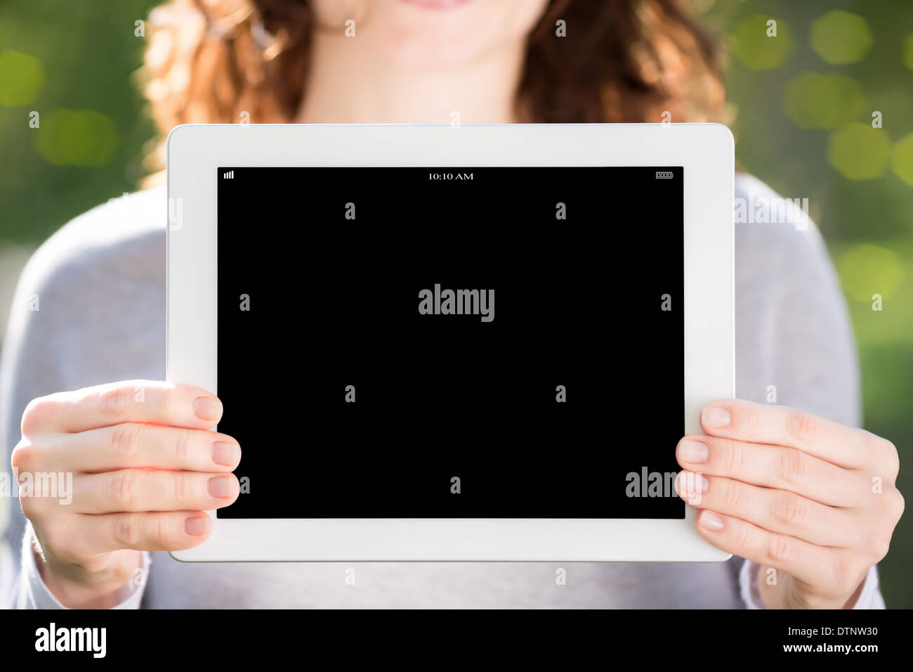 Tablet screen hands woman hi-res stock photography and images - Alamy