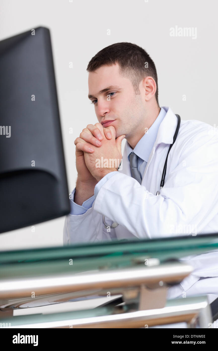 Surgeon looking at screen hi-res stock photography and images - Alamy