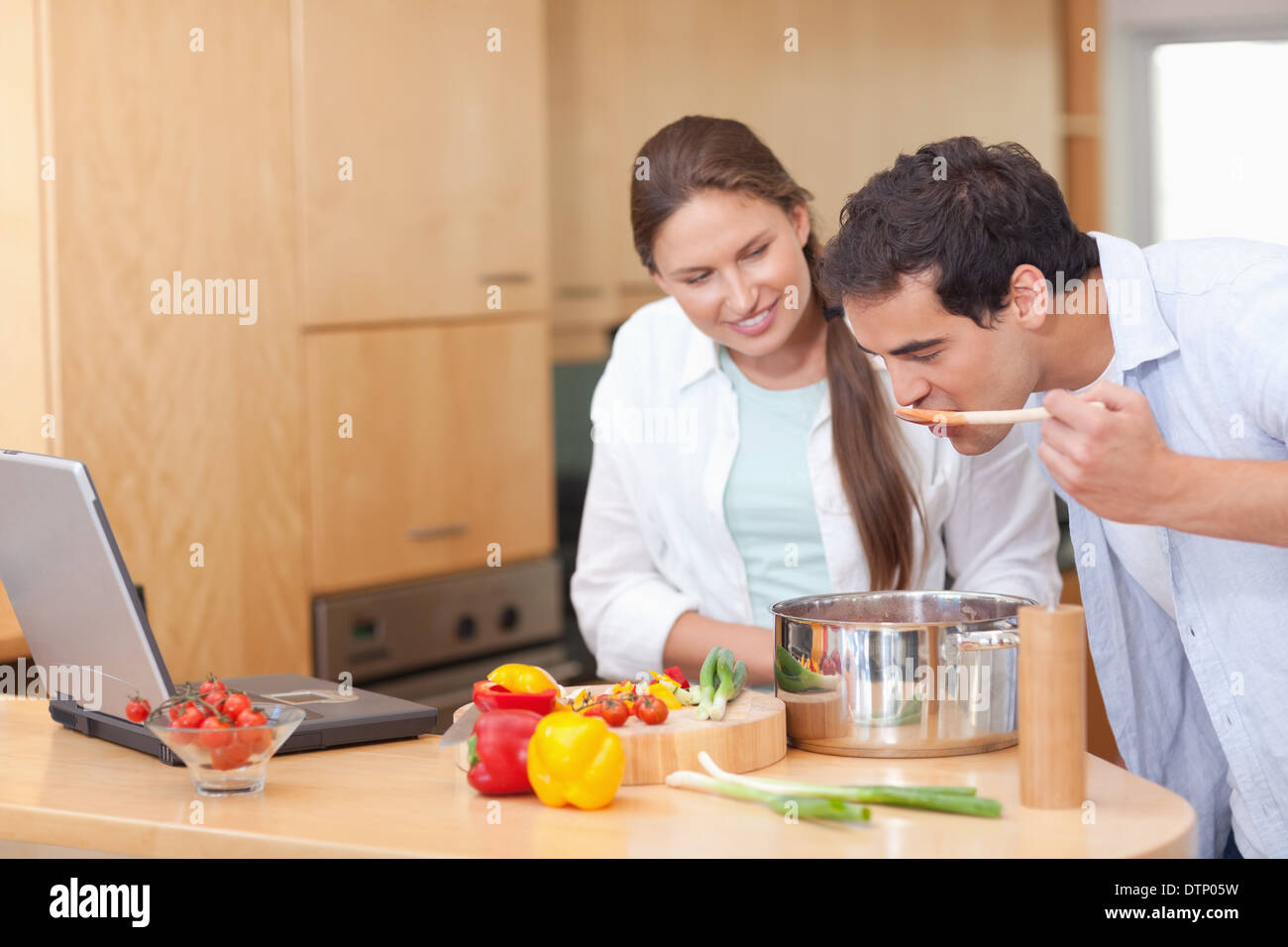 Couple trying connect two hi-res stock photography and images - Alamy