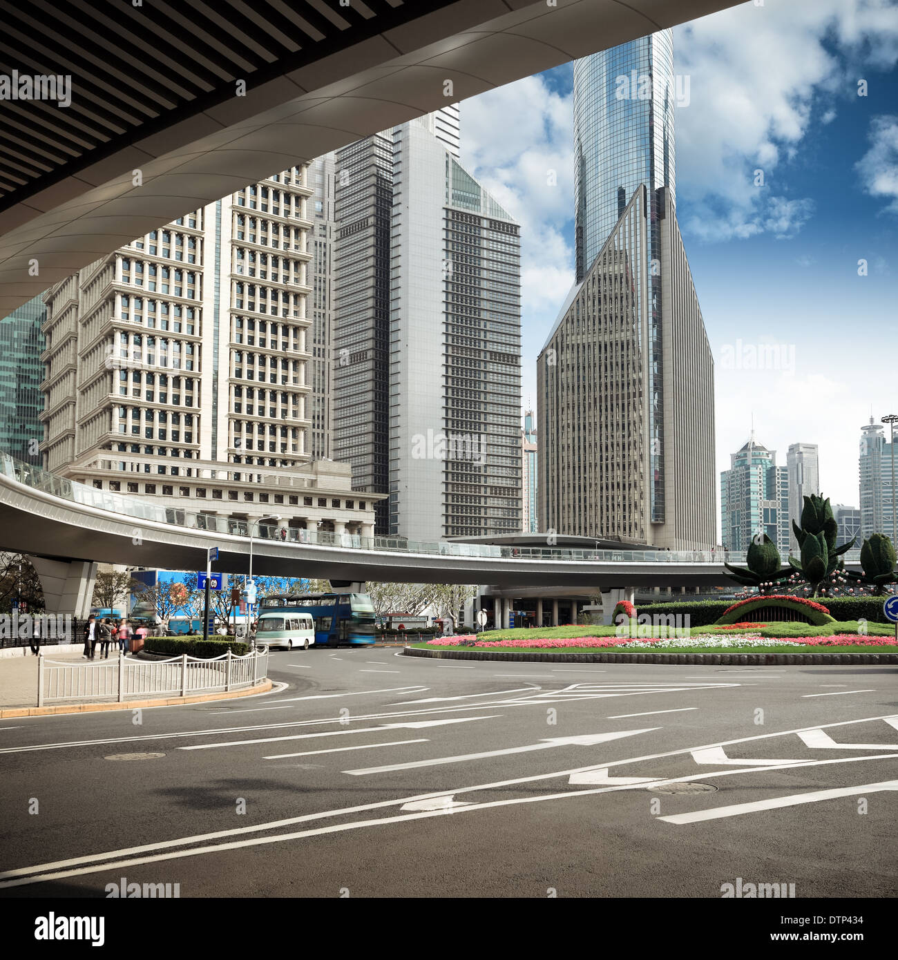 Shanghai pedestrian bridge lujiazui hi-res stock photography and images ...