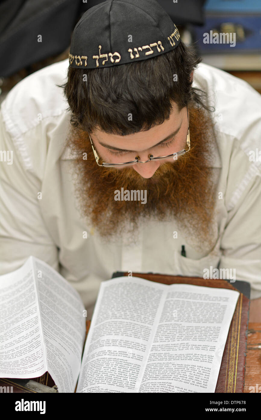 Learning hebrew bible hi-res stock photography and images - Alamy