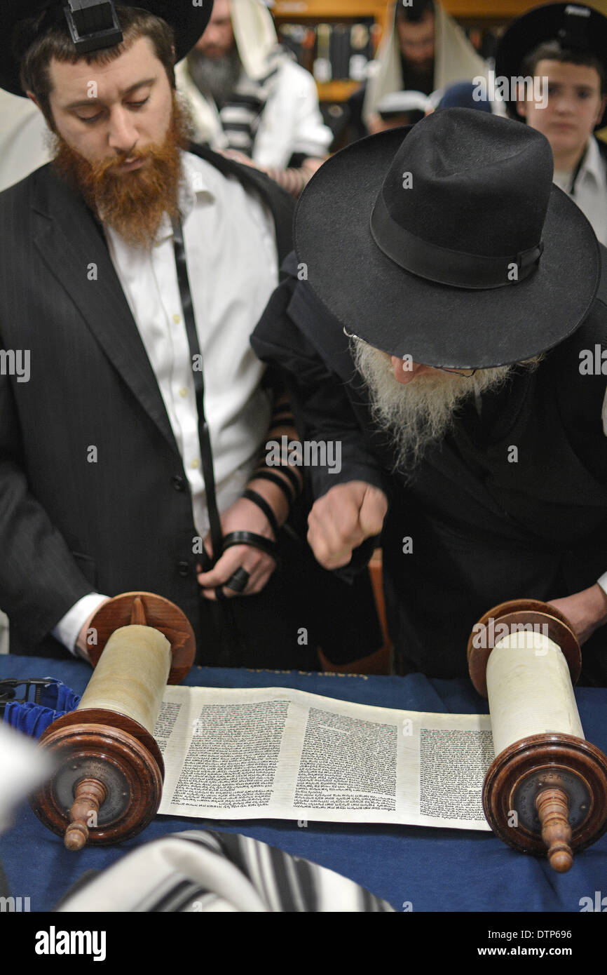 Torah reading during weekday morning prayers at Lubavitch headquarters ...