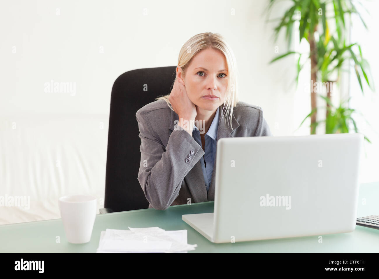 Women desk files hi-res stock photography and images - Alamy
