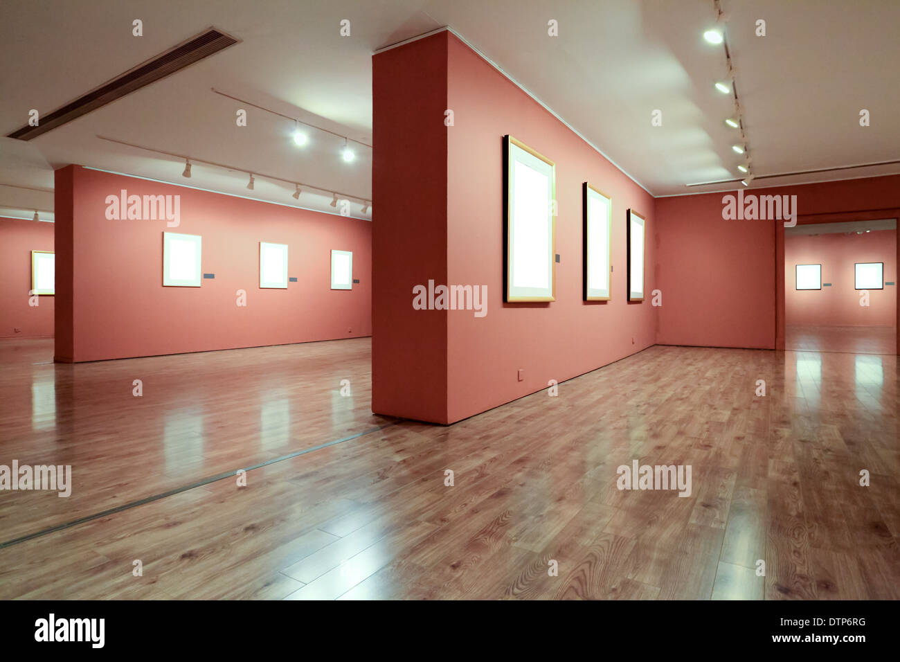 Empty art gallery hi-res stock photography and images - Alamy
