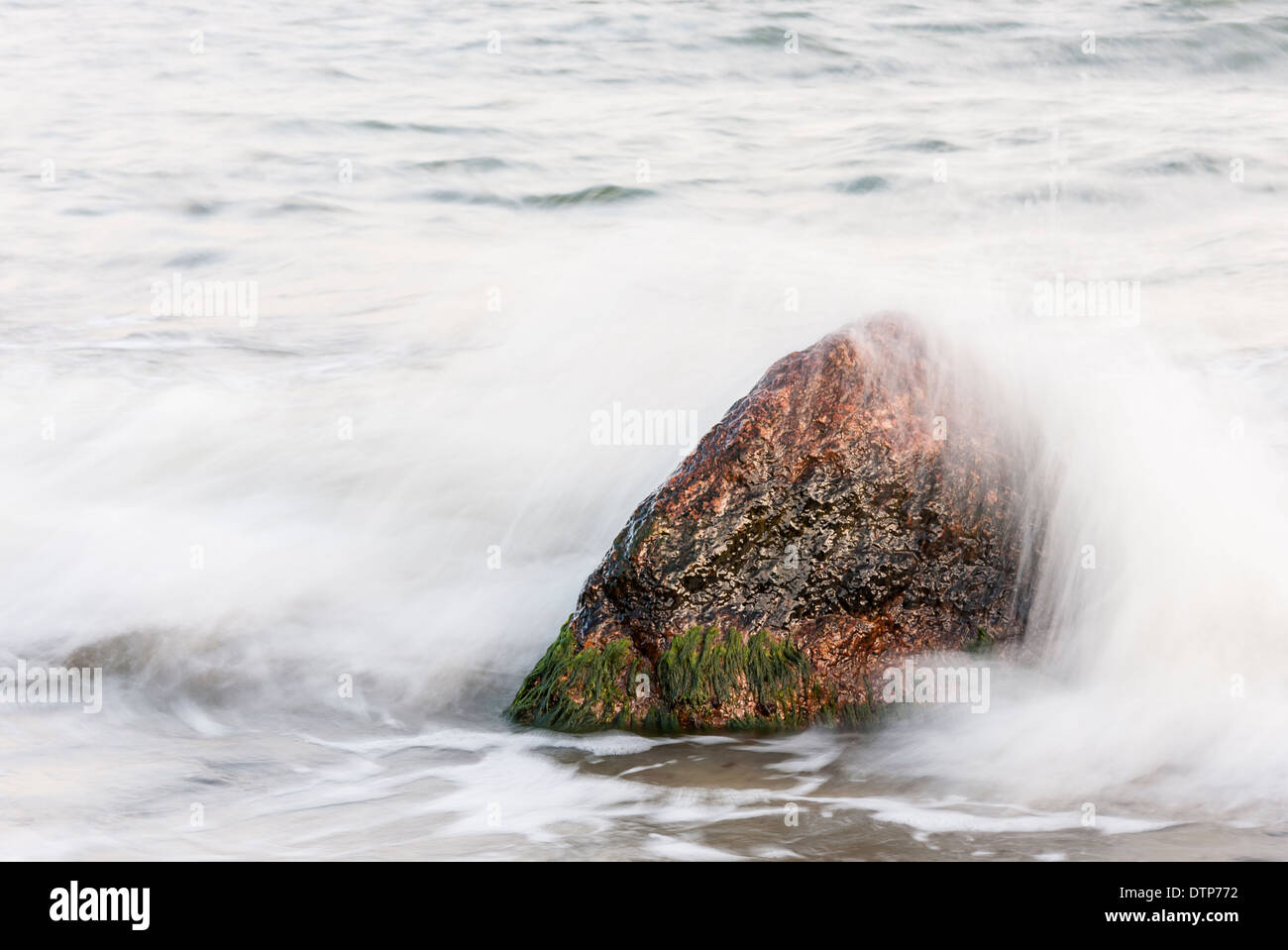 Wave hit the rock hi-res stock photography and images - Alamy