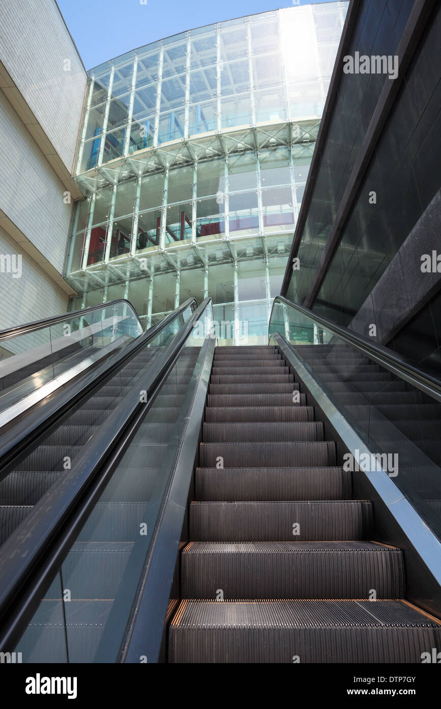 Exterior escalator hi-res stock photography and images - Alamy