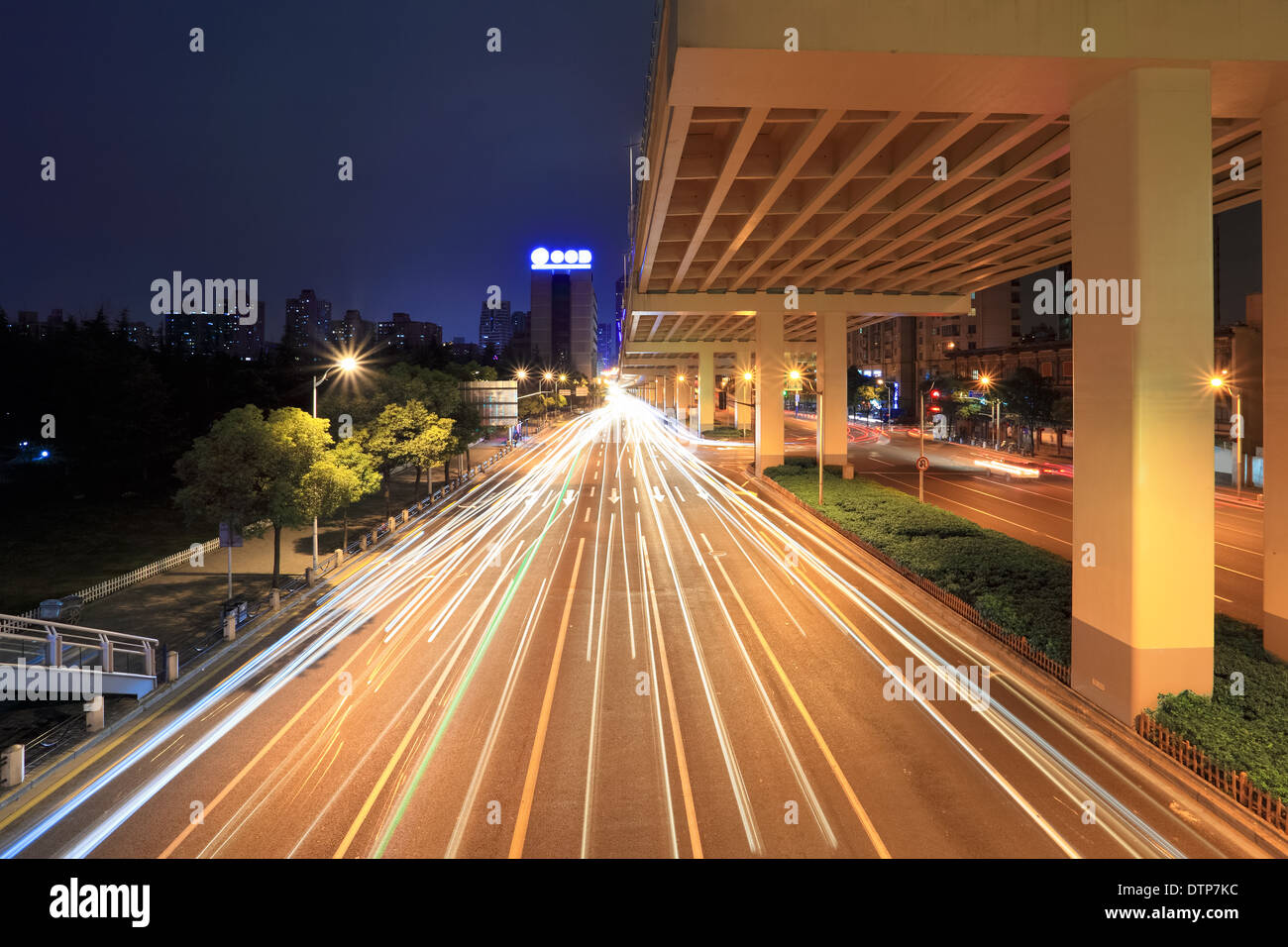 City flyover hi-res stock photography and images - Alamy
