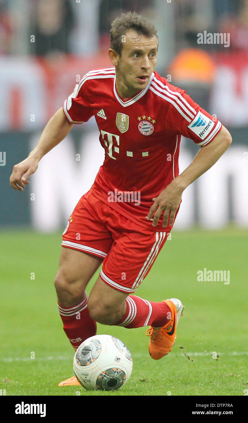 Munich, Germany. 15th Feb, 2014. Munich's Rafinha plays the ball during ...