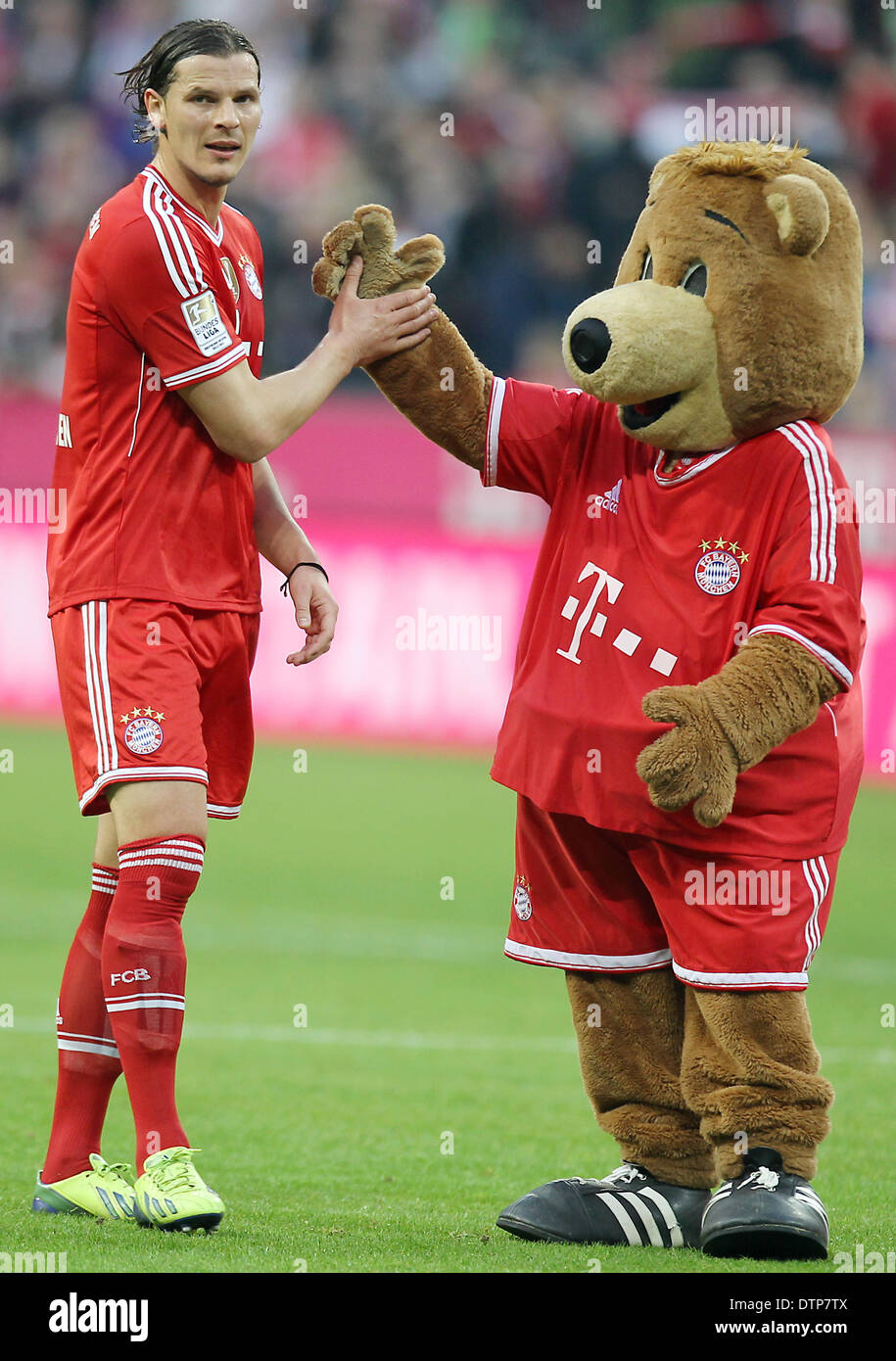 Munich, Germany. 15th Feb, 2014. Munich's Daniel van Buyten shakes ...