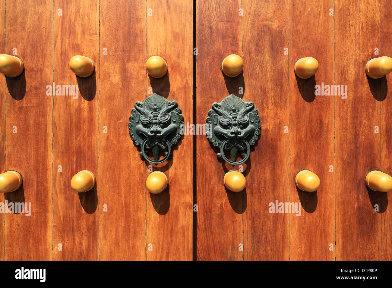 Traditional chinese palace door hi-res stock photography and images - Alamy