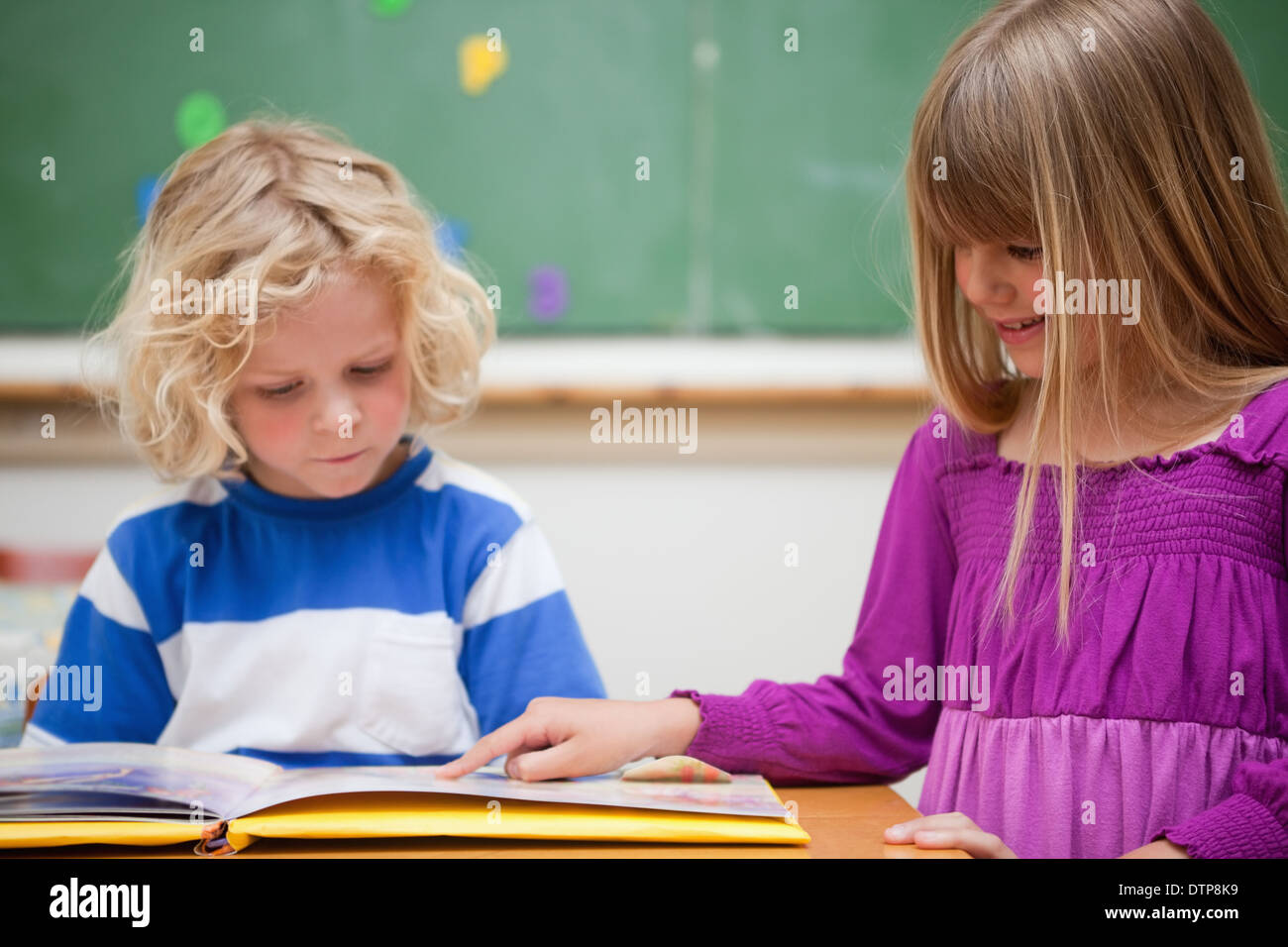 Pupils reading primary school hi-res stock photography and images - Alamy