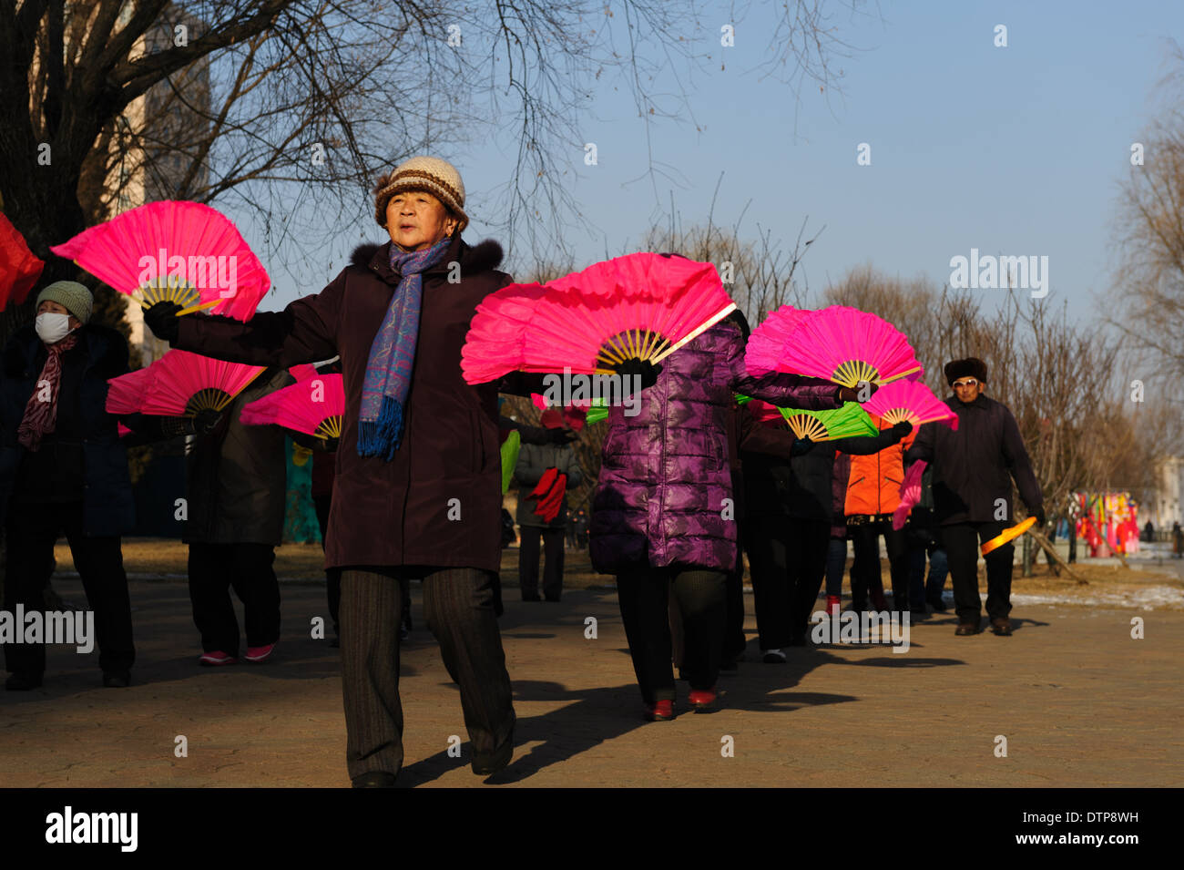 Fan dance hi-res stock photography and images - Alamy